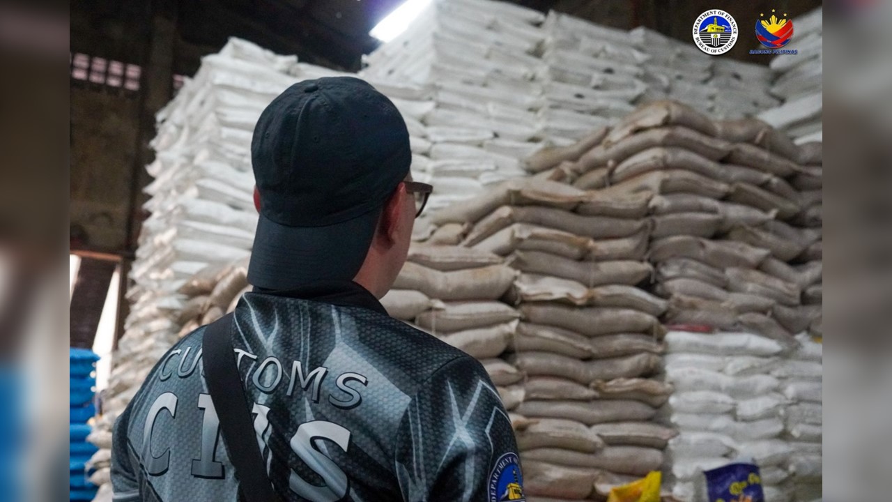 Mga warehouse ng smuggled na bigas, sinalakay ng Bureau of Customs ...