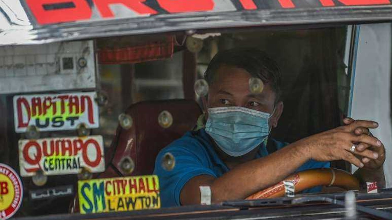 Mga jeepney driver at operator na sumali sa modernization program ng ...