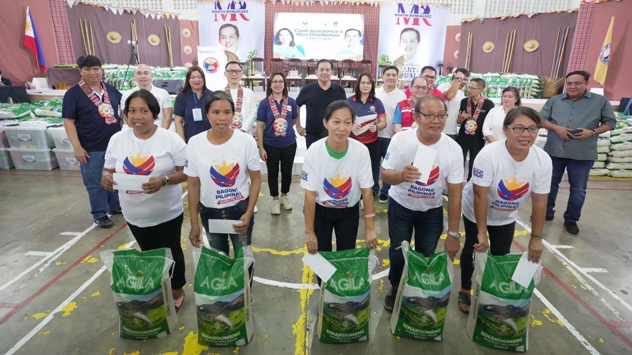 Cash and Rice Distribution Program ng Kamara at Marcos administration ...