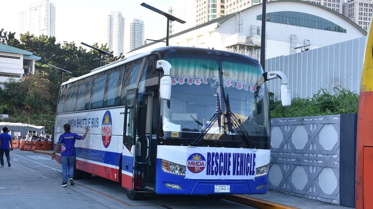 Mahigit 1,000 stranded commuters, naisakay ng mga nakakalat na rescue ...