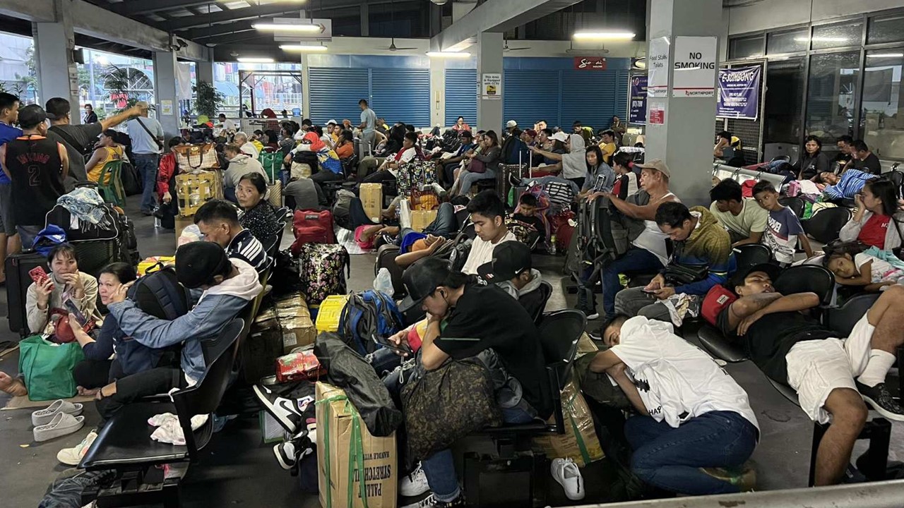 Ilang mga pasahero, stranded sa mga pantalan dulot ng masamang lagay ng ...