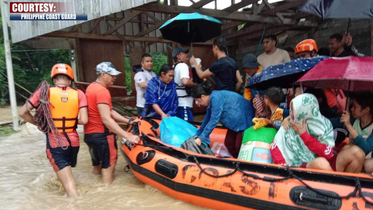 Rescue operation ng PCG sa mga na-trap na residente na naapektuhan ng mga pagbaha sa Davao ...