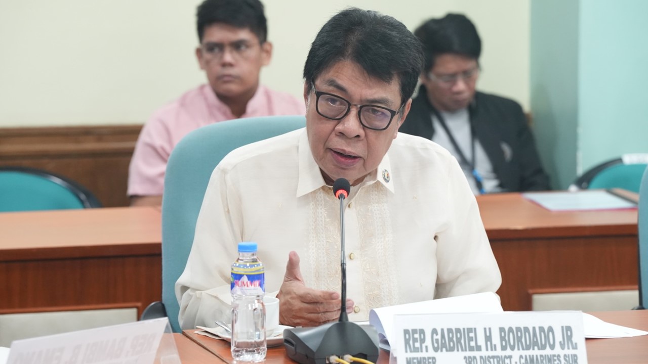 Isa sa mga kongresista na napaulat na bumabatikos sa House Speaker, dumistansya na - RMN Networks