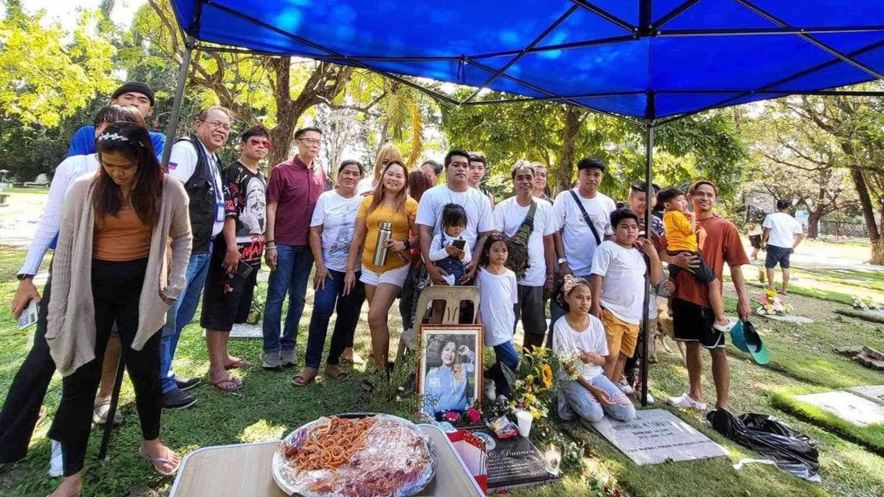 Mga opisyal ng DMW, nakiisa sa unang taong death anniversary ng OFW na ...