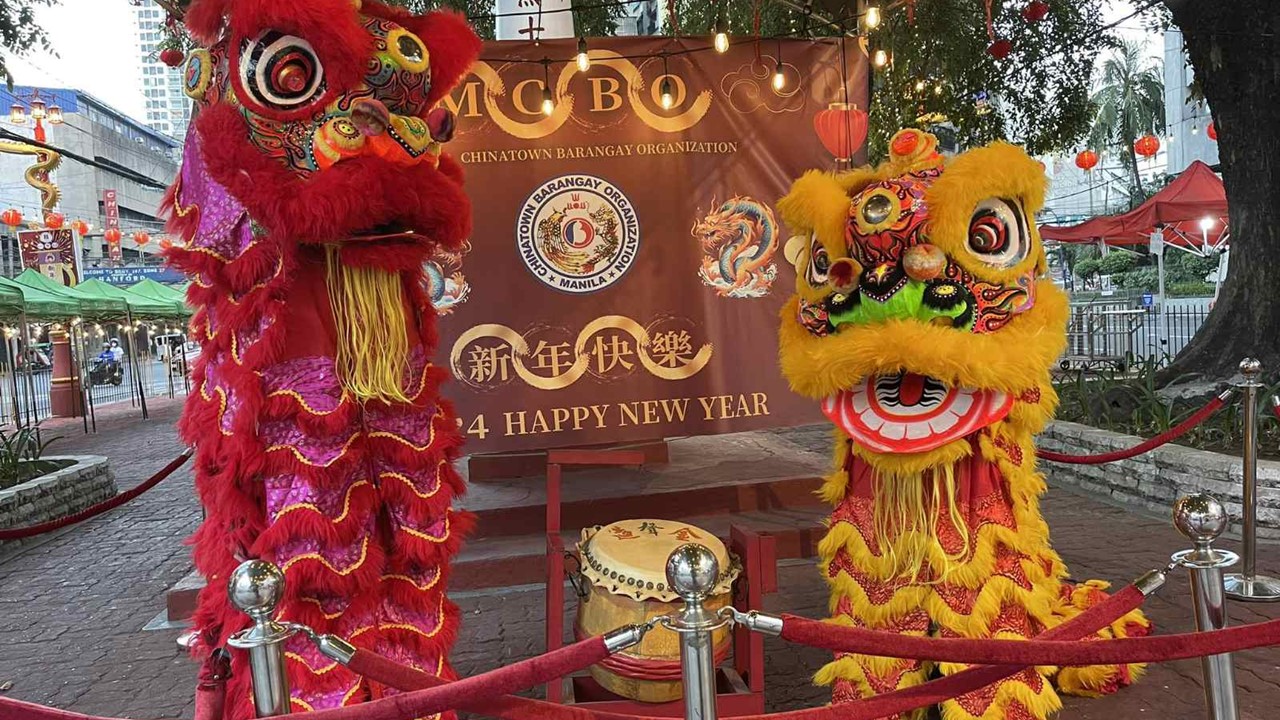 Mga tikoy, prutas at mga lucky charm, bentang-benta na sa Manila Chinatown sa Binondo para sa ...