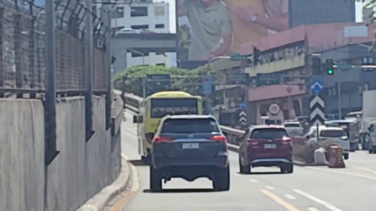 Isang SUV na may protocol plate na "8", tinutugis na ng SAICT matapos ...