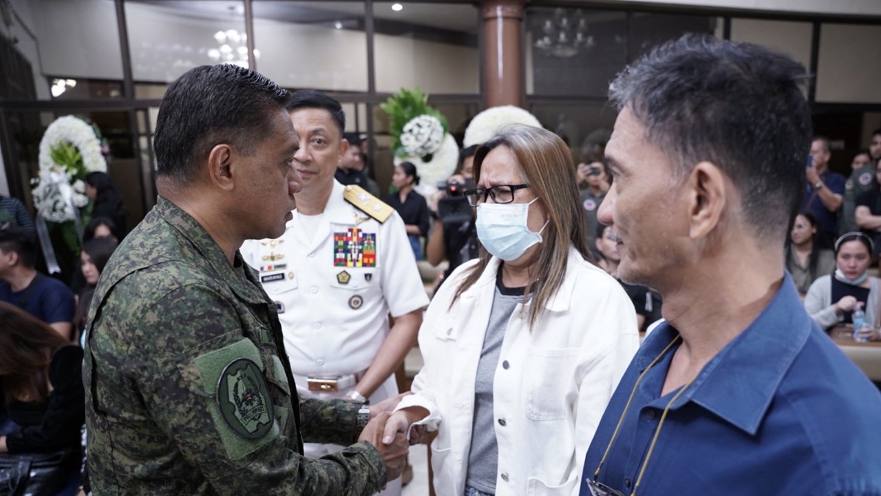AFP Chief of Staff Gen. Brawner, personal na nakiramay sa naulilang pamilya ng 2 piloto na ...