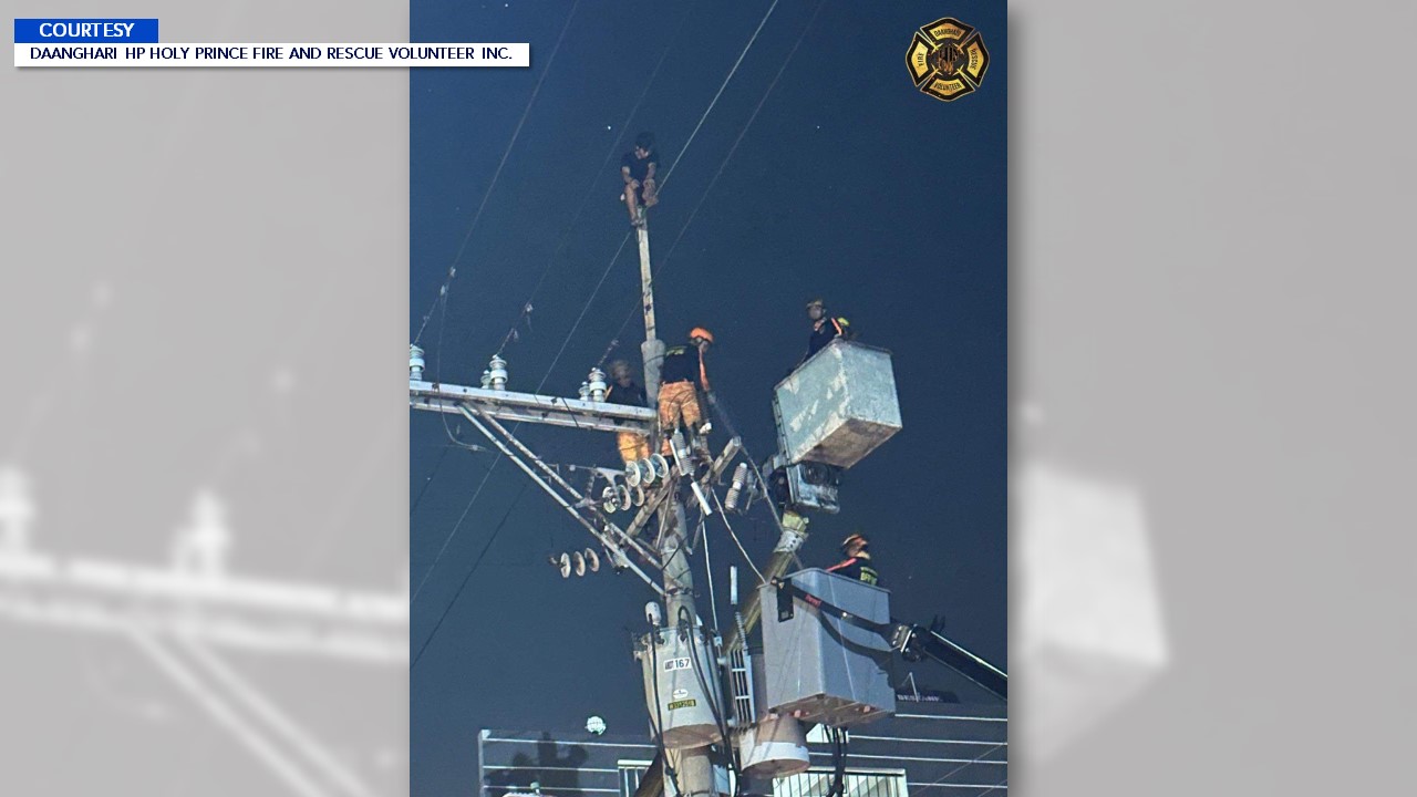 Isang lalaki, tinangkang magpakamatay sa pag-akyat sa poste ng kuryente ...