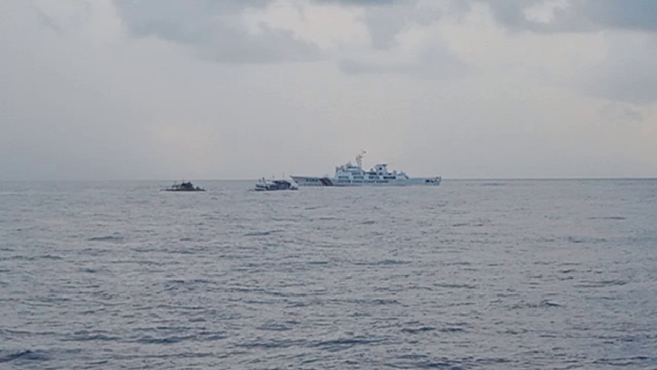 Barko ng CCG, namataan ng PCG sa ikalawang araw na suplay mission ng ...