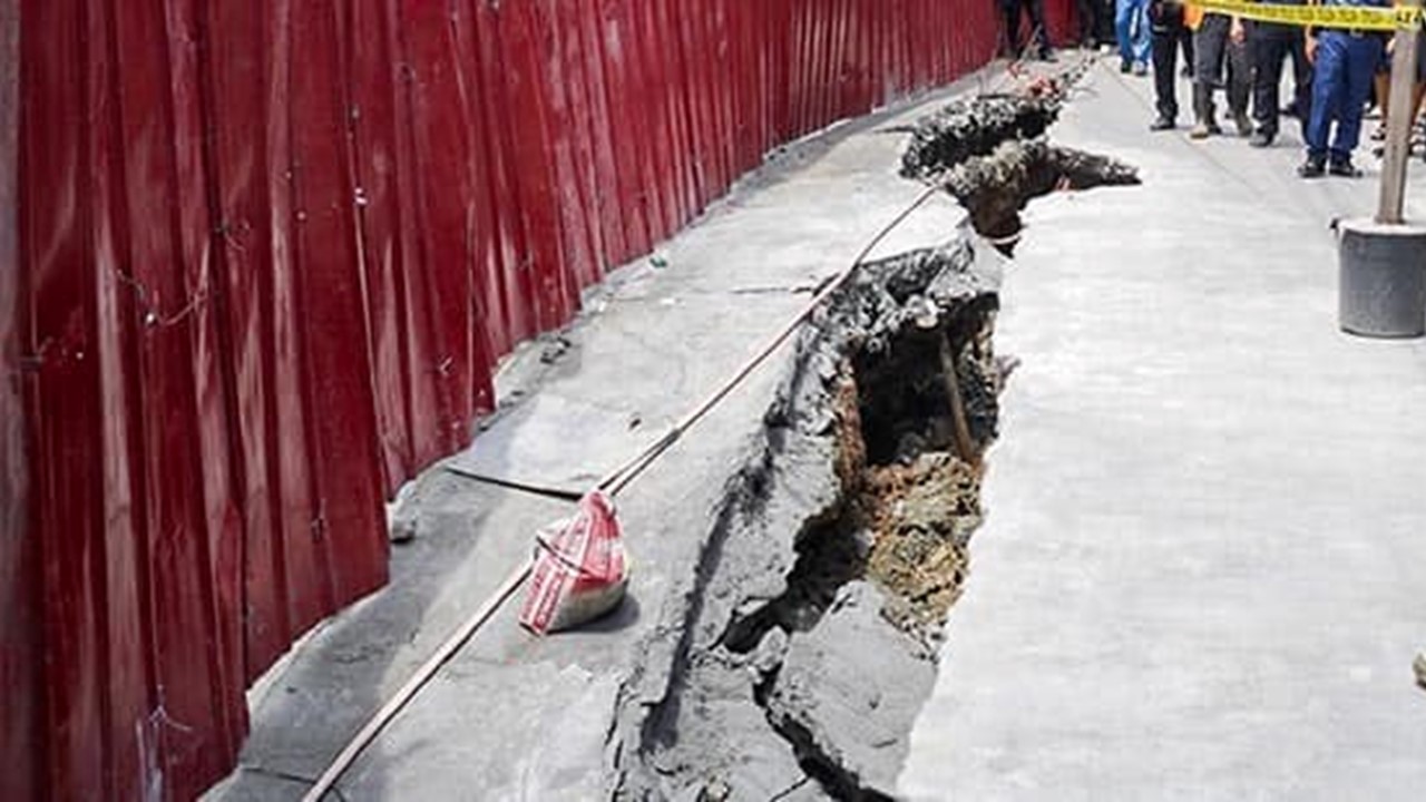 Mga pamilyang inilikas dahil sa pagguho ng kalsada sa Valenzuela City ...