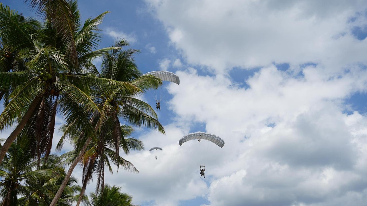 Military free fall jump exercise, isinagawa kasabay nang nagpapatuloy ...