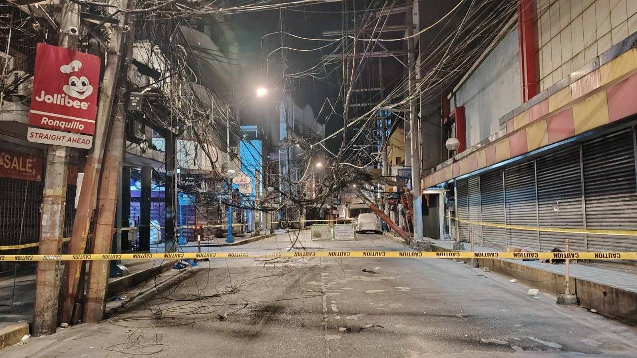 Poste ng kuryente sa Sta. Cruz, Maynila, tumagilid makaraang mahagip ng ...