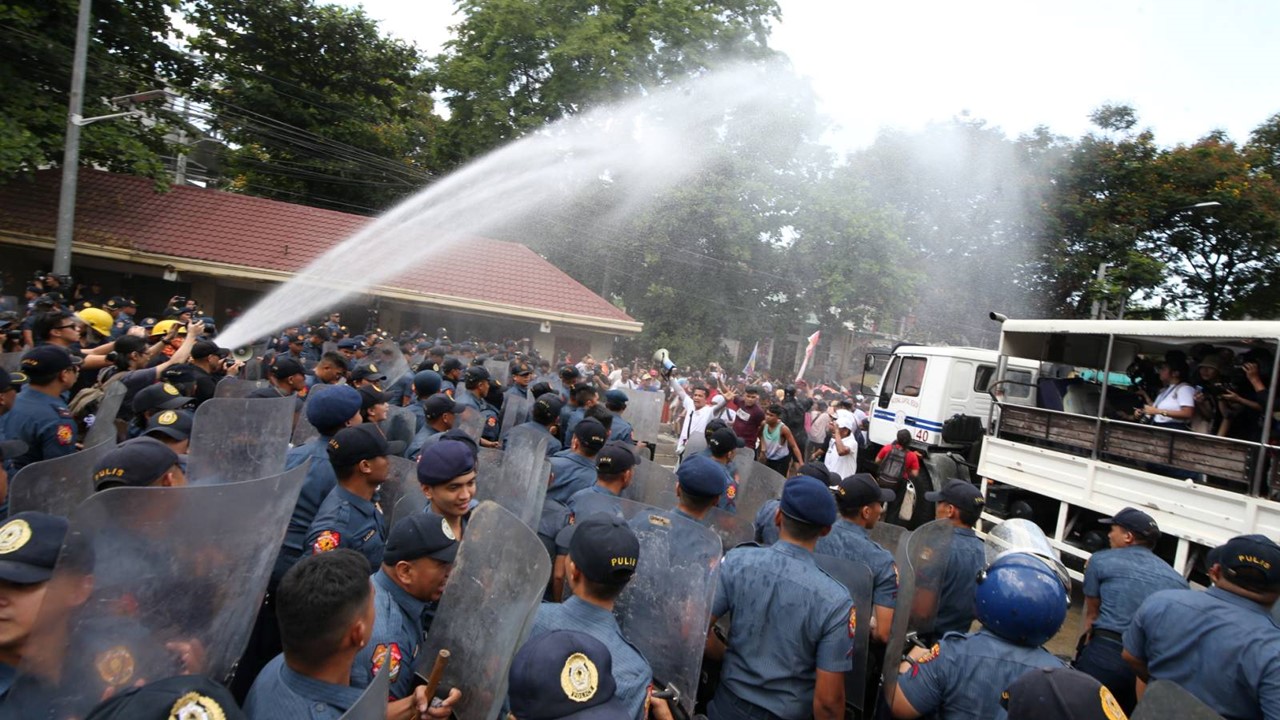 Paggamit ng water canon sa mga raliyista noong Mayo 1, dinepensahan ng ...