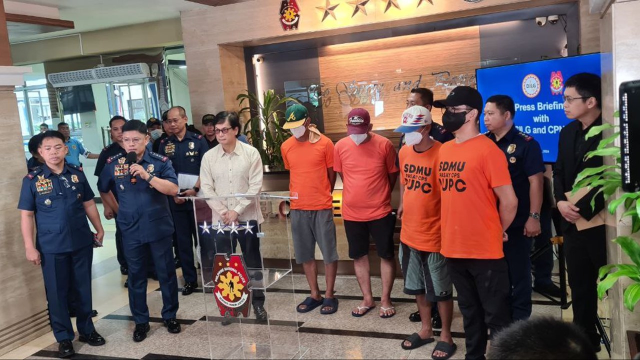 4 na pulis na sangkot sa pag-kidnap ng 4 na Chinese, iprinisinta sa Kampo Krame - RMN Networks