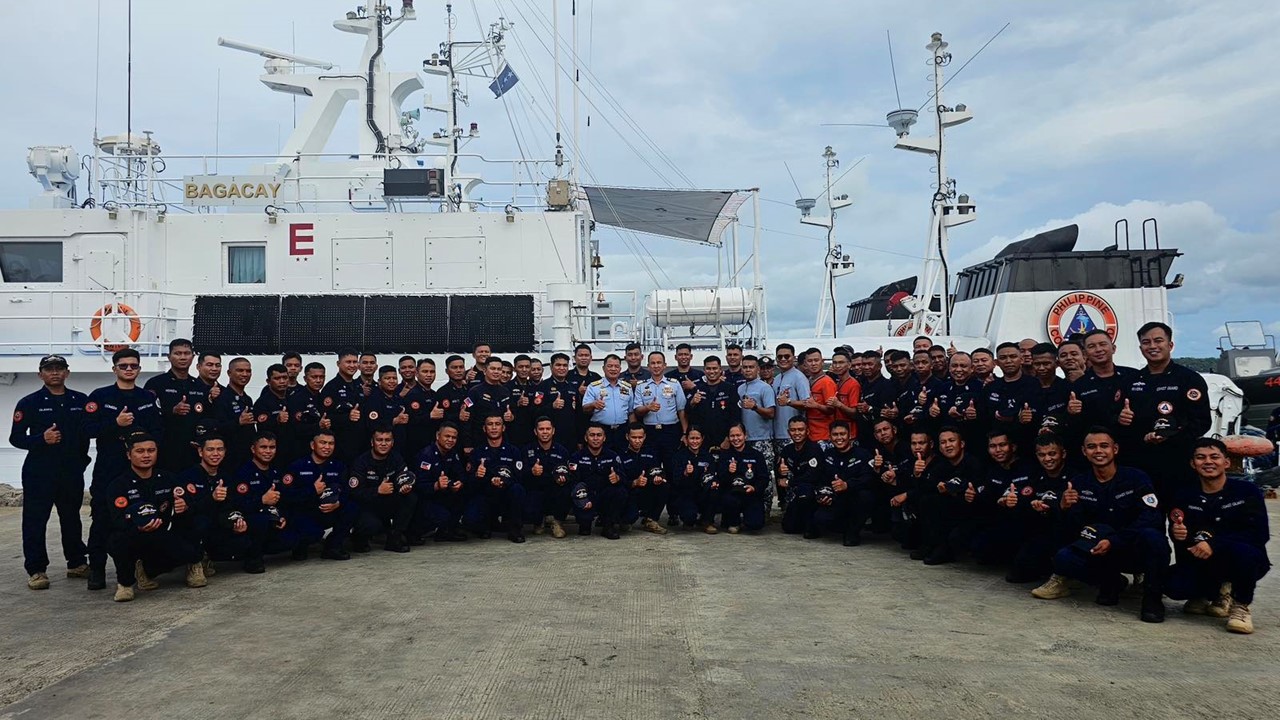 Mga crew ng BRP Cabra at BRP Bagacay na nagligtas sa mga Pilipinong sundalo na hinarass sa ...