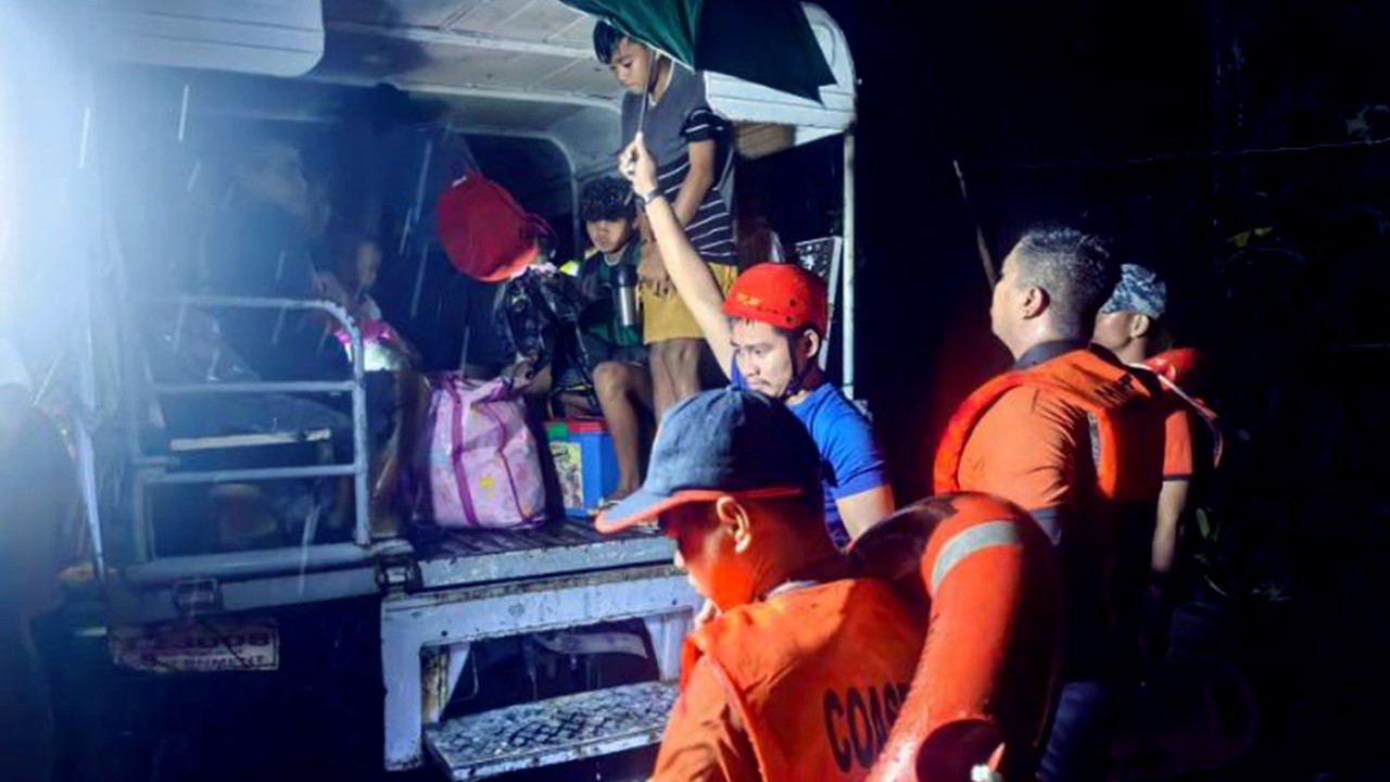 Mahigit 20,000 indibidwal, nananatili pa rin sa ilang evacuation centers dahil sa sama ng ...