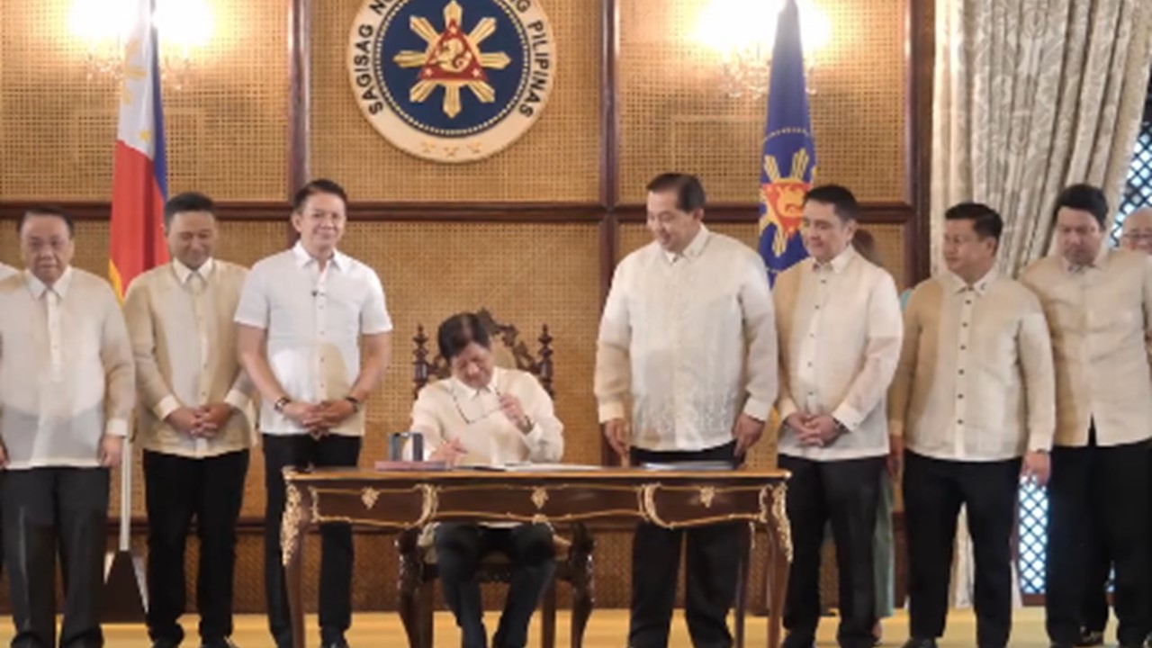 2 bagong batas, nilagdaan ni PBBM ngayong araw - RMN Networks