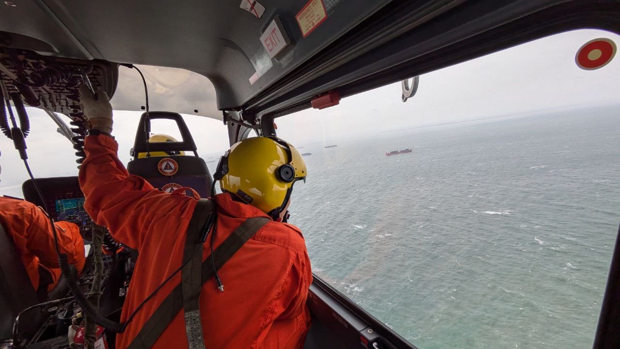 Isa sa mga sakay ng fuel tanker na lumubog sa karagatang sakop ng Limay, Bataan, patuloy na ...