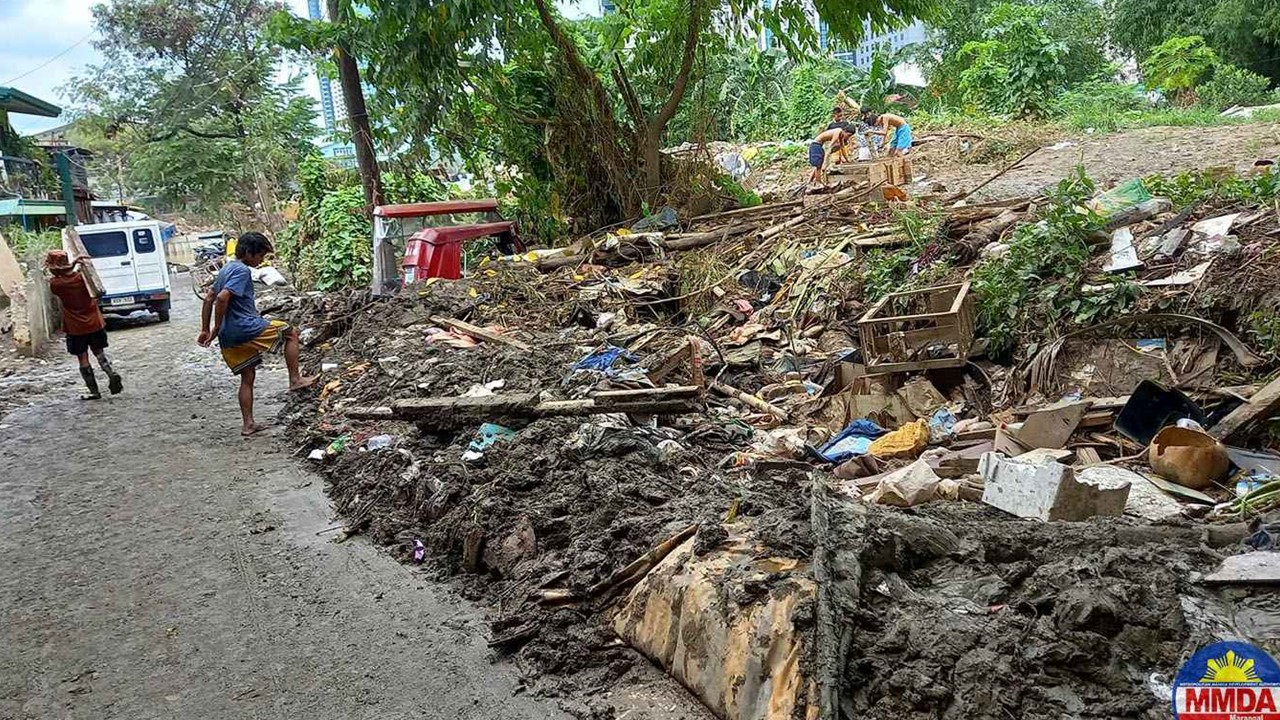 Mga basurang nahakot ng MMDA mula sa Bagyong Carina, umaabot na sa mahigit 300 tonelada - RMN ...