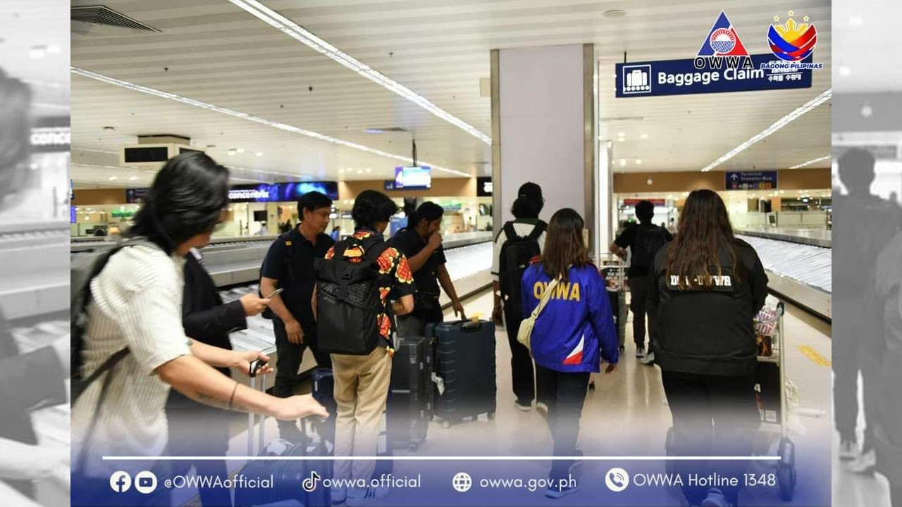 2nd batch ng mga tripulanteng Pinoy na sakay ng oil tanker na inatake ng mga rebelde sa Red Sea ...