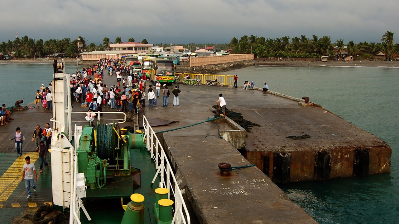 Bilang ng mga pasahero na-stranded sa mga pantalan sa Bicol at Southern Tagalog Region ...