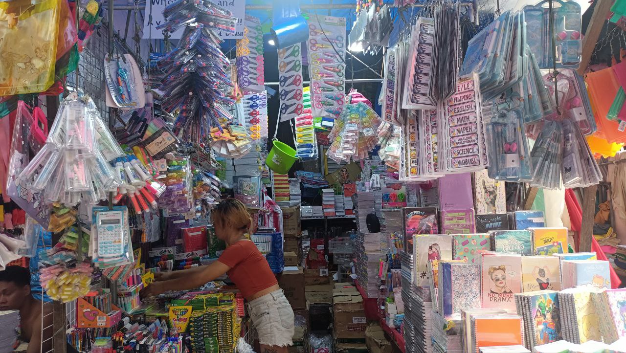 Murang school supplies, mas tinatangkilik ng mga mamimili sa Divisoria, Maynila - RMN Networks