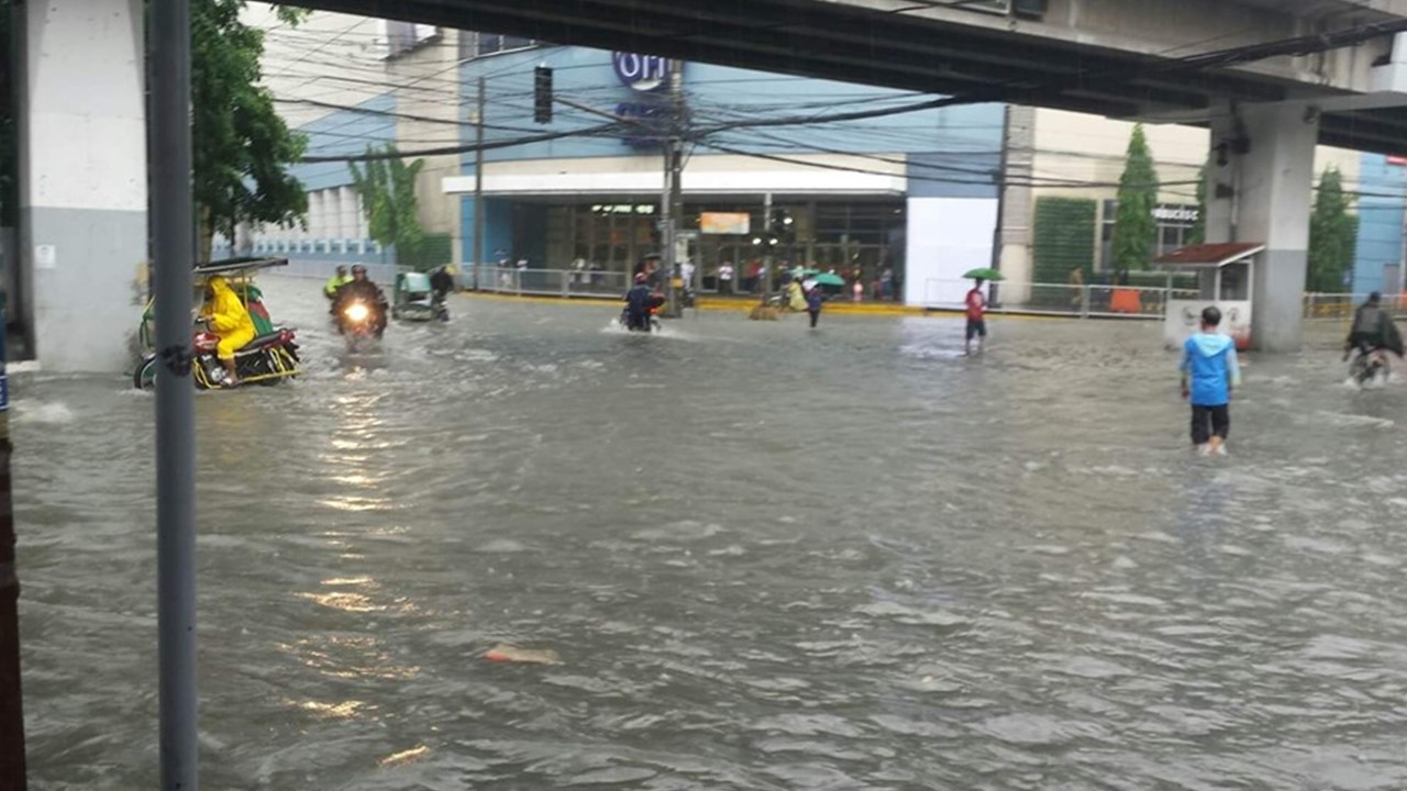 Pagligo sa baha, nais ipagbawal ng DOH sa gitna ng tumataas na kaso ng ...