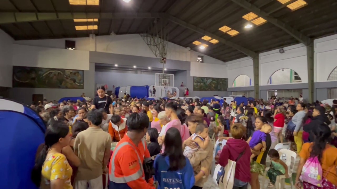 Daan-daang pamilya sa Maynila, lumikas dahil sa Bagyong Kristine - RMN Networks