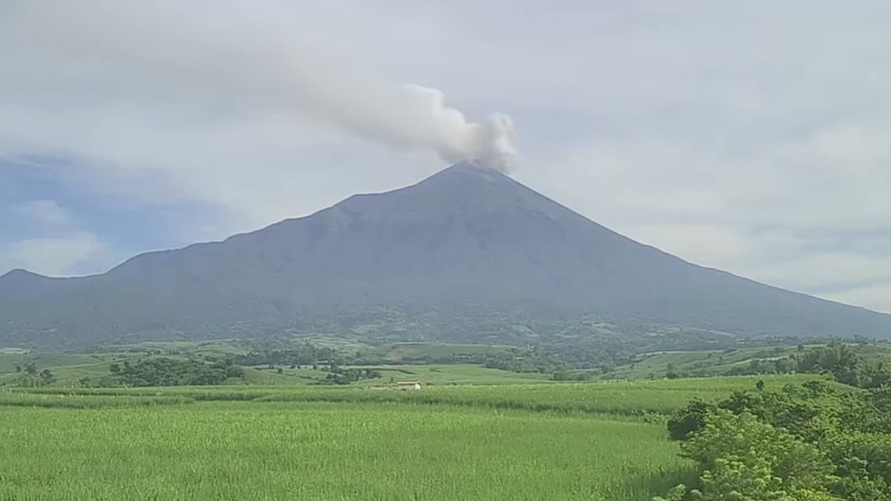 Bulkang Kanlaon, tatlong beses na nagbuga ng volcanic ash —PHIVOLCS - RMN Networks