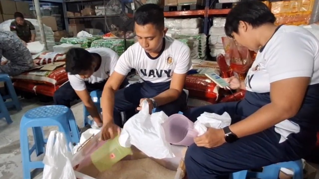 Repacking ng relief goods sa pangunguna ng Philippine Navy ...