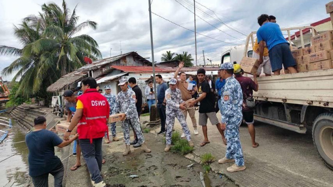 Mahigit 5,000 family food packs, maipahahatid ng DSWD sa mga apektado ng Bagyong Kristine - RMN ...