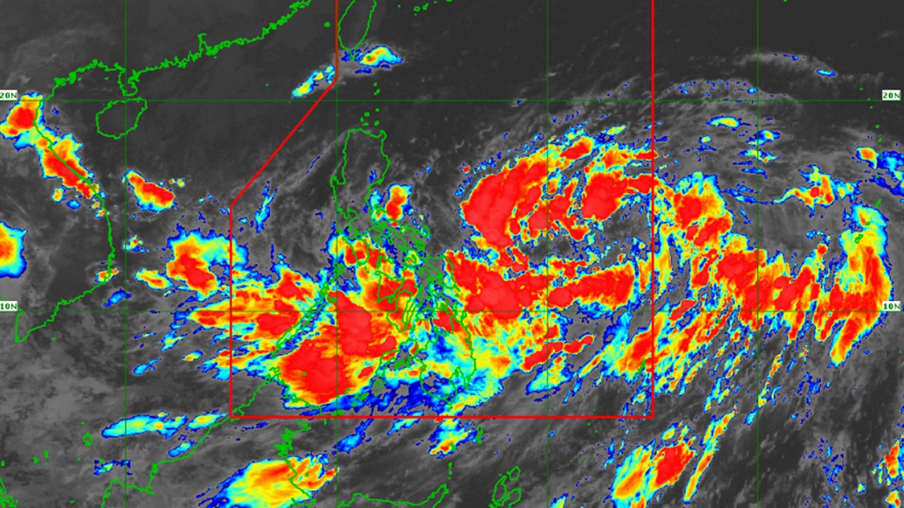 Daan-daang pasahero, stranded na sa ilang pantalan dahil sa Bagyong Kristine, ilang biyahe ng ...