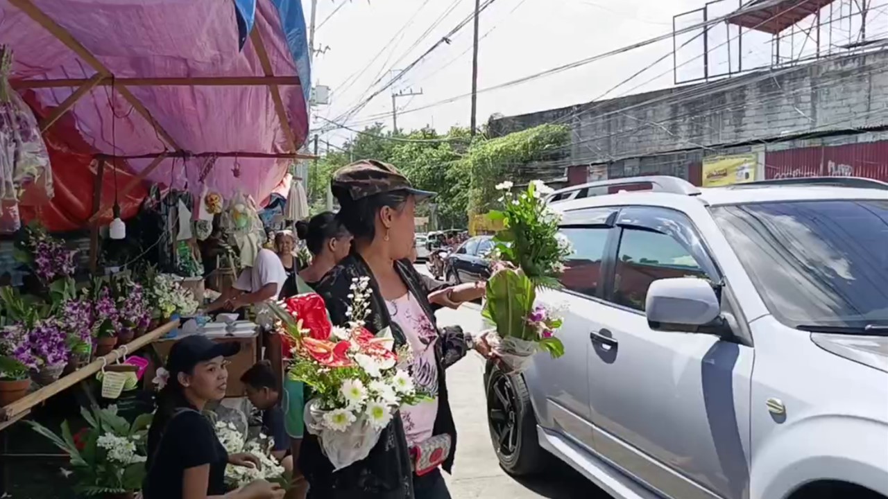 Bentahan ng kandila at bulaklak, matumal sa mga flower stall sa Tandang ...
