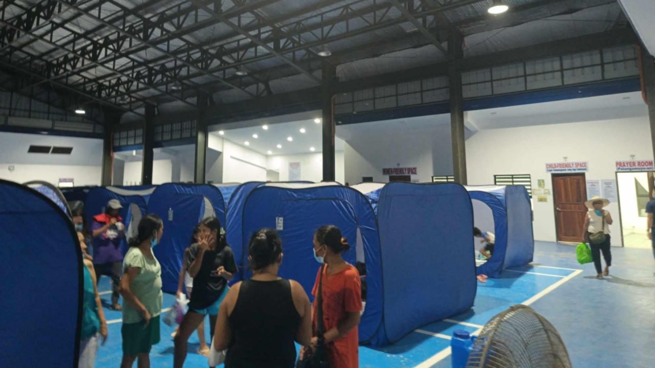 Mga apektadong residente ng pagsabog ng Bulkang Kanlaon, magpapasko sa mga evacuation center ...