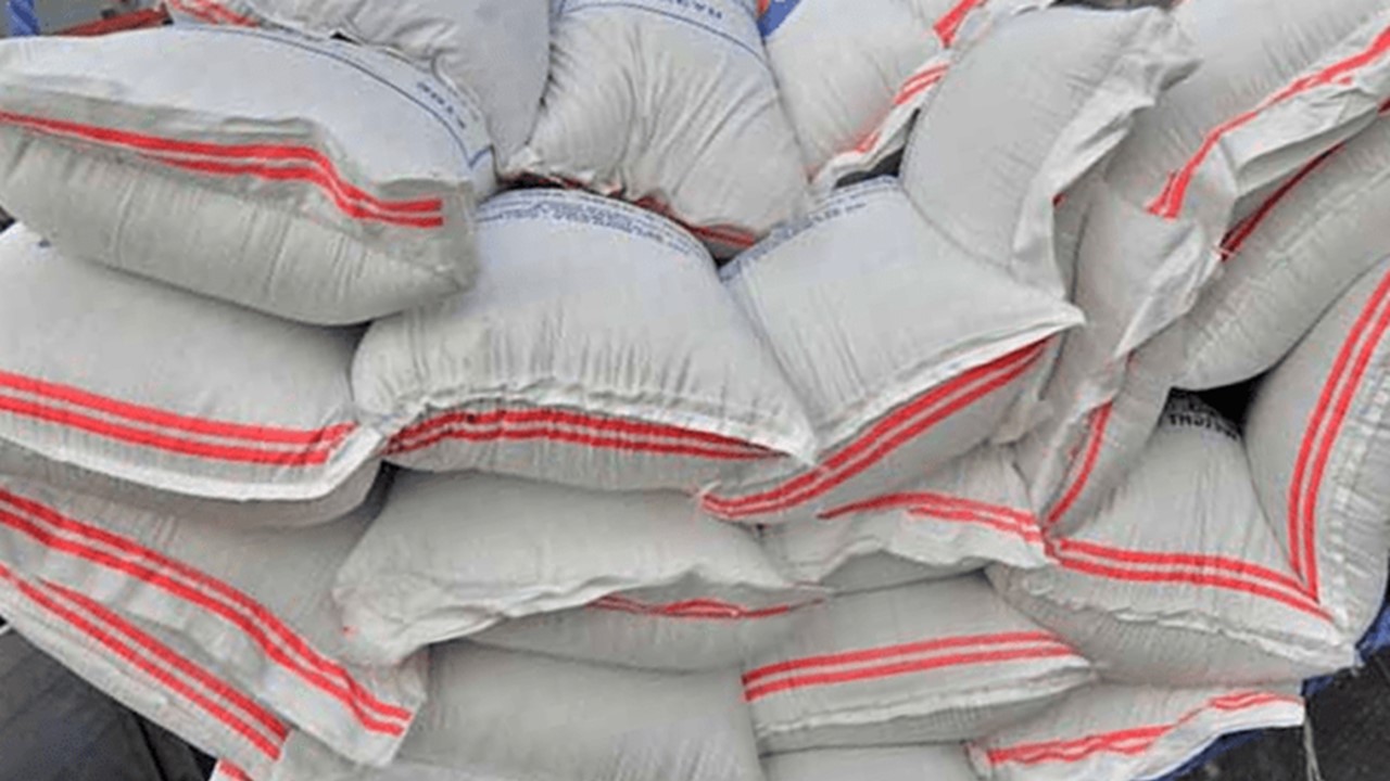 Higit 700 containers na naglalaman ng bigas, nananatili pa rin sa ...