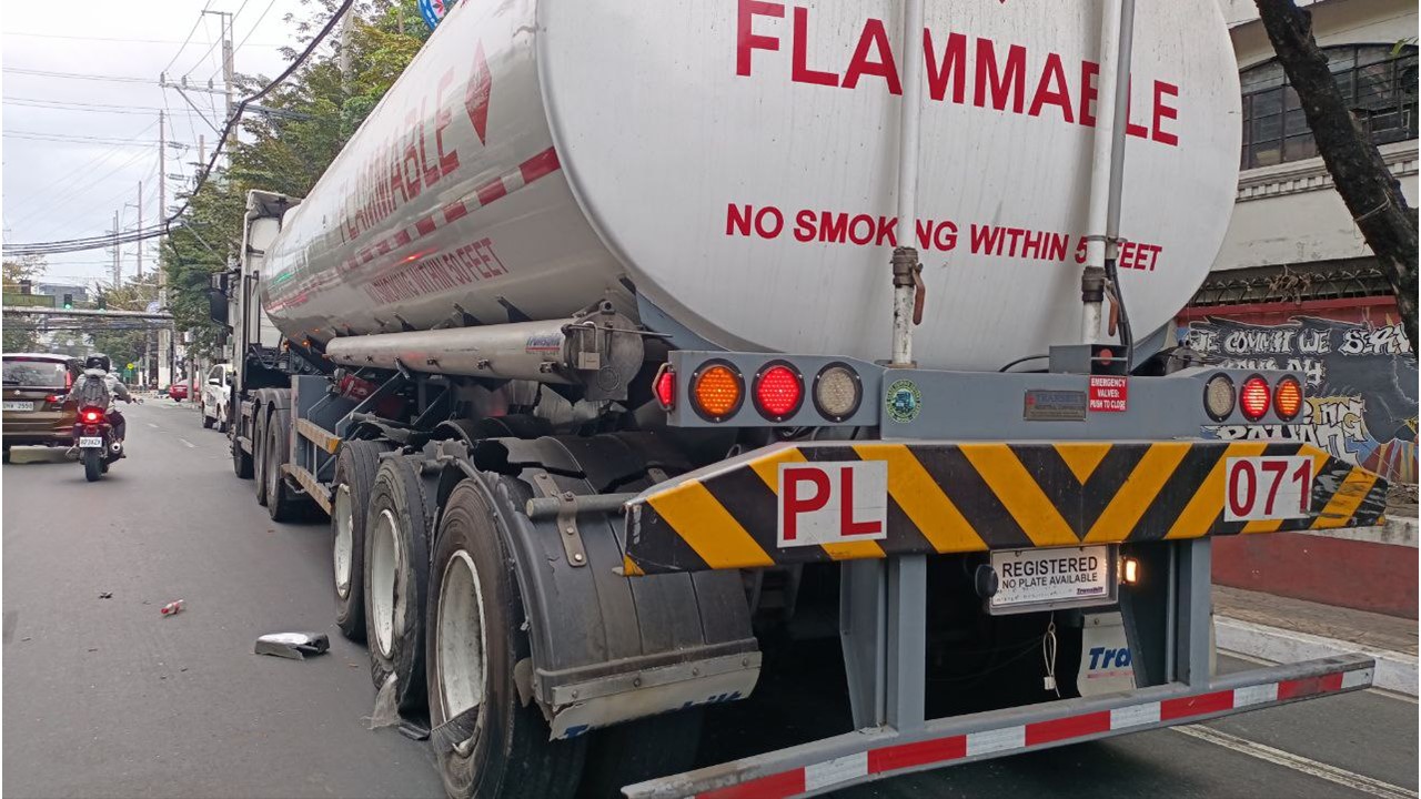 Truck na may kargang kalakal, bumangga sa isang oil tanker truck sa ...