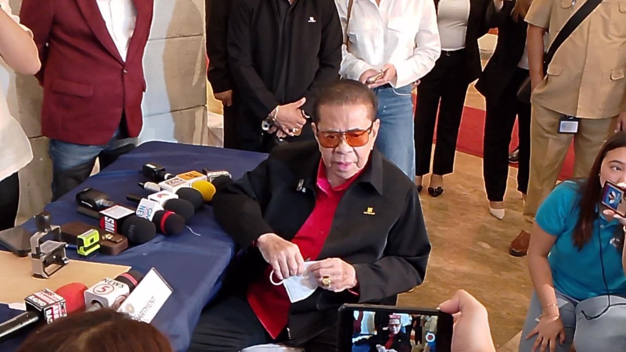 Dating Ilocos Sur Governor Chavit Singson, pormal nang umatras sa ...