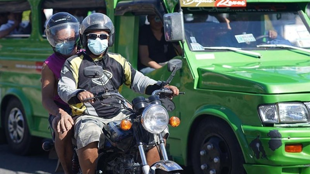 Nag-viral na motorcade ng isang motorcycle hailing app na naging sanhi ...