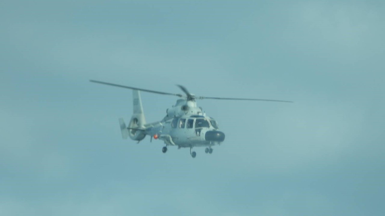 Paglapit ng helicopter ng China sa BFAR aircraft sa Bajo de Masinloc, isa sa pinaka-delikadong ...
