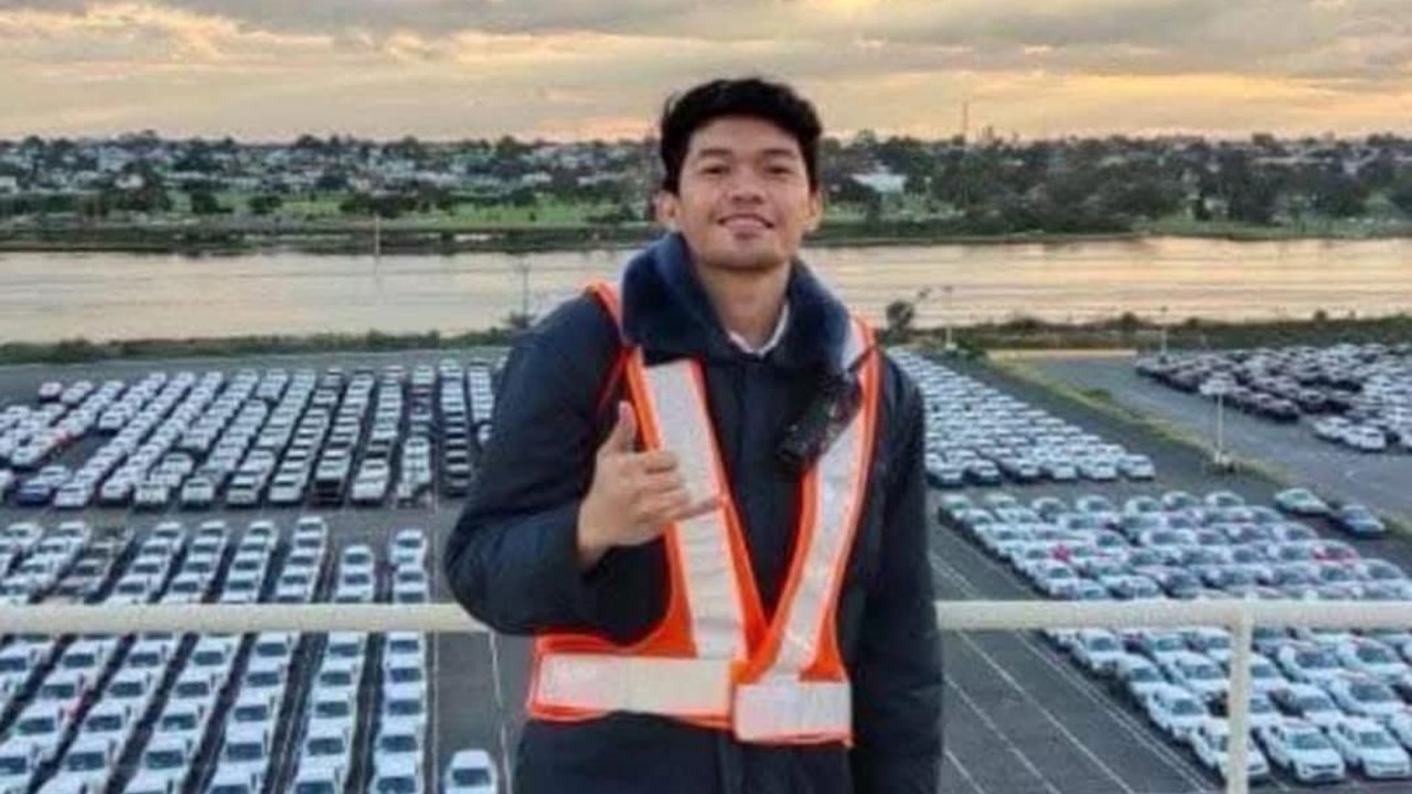 Mga Pinoy crew na kasamahan ng nawawalang Pinoy seafarer na si Ralph Anthony Bobiles ...