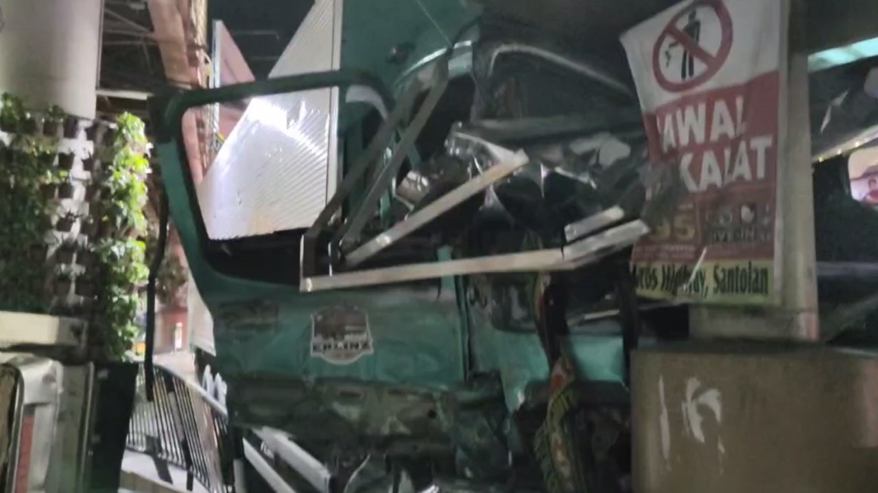 1 patay, dalawa ang sugatan sa pagbangga ng 10-wheeler truck sa poste ...