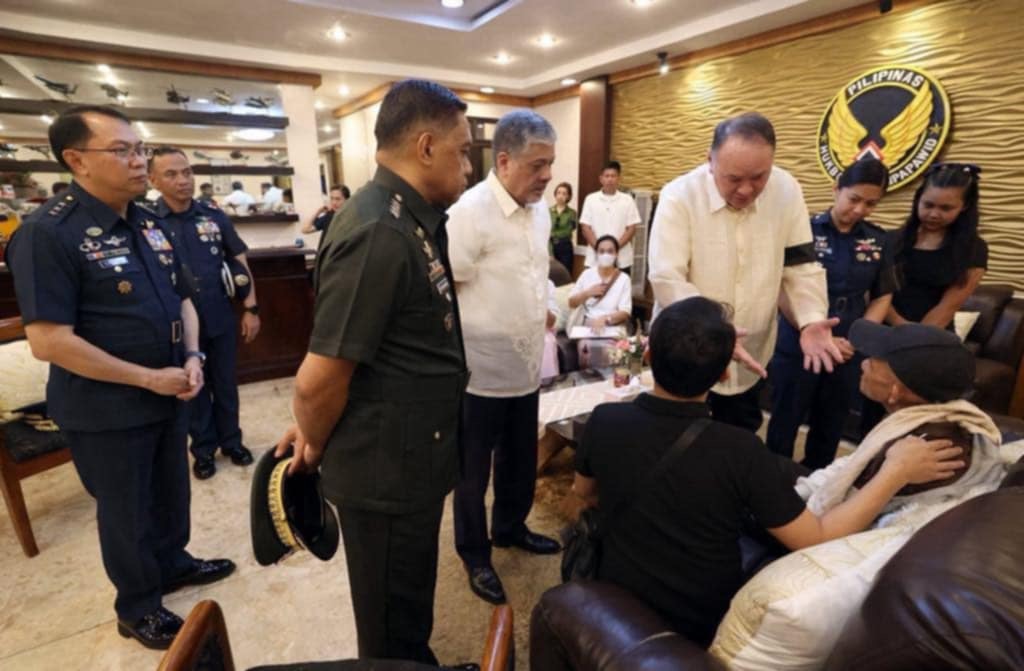 Marcos admin ginawaran ng pinakamataas na aviation award ang 2 AFP ...