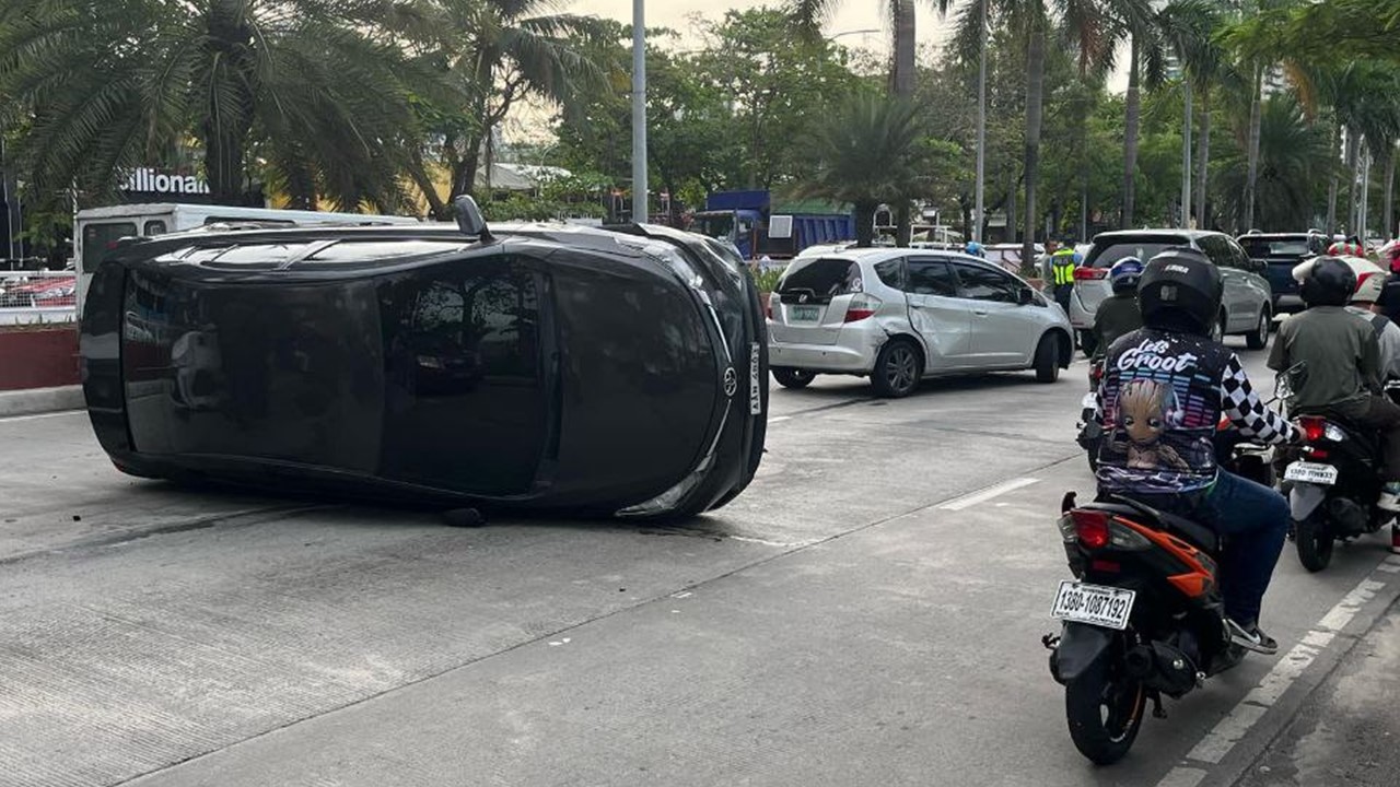 Tumagilid na kotse sa Roxas Blvd. sa Maynila, nagdulot ng mabagal na daloy ng trapiko - RMN Networks