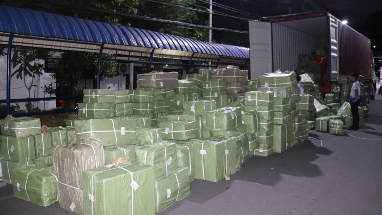 CIDG, nasakote ang 4 na container vans na puno ng kontrabando - RMN ...