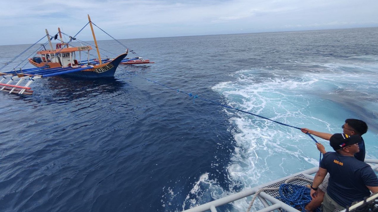 PN, nasagip ang mga mangingisdang 3 araw nang palutang-lutang sa ...
