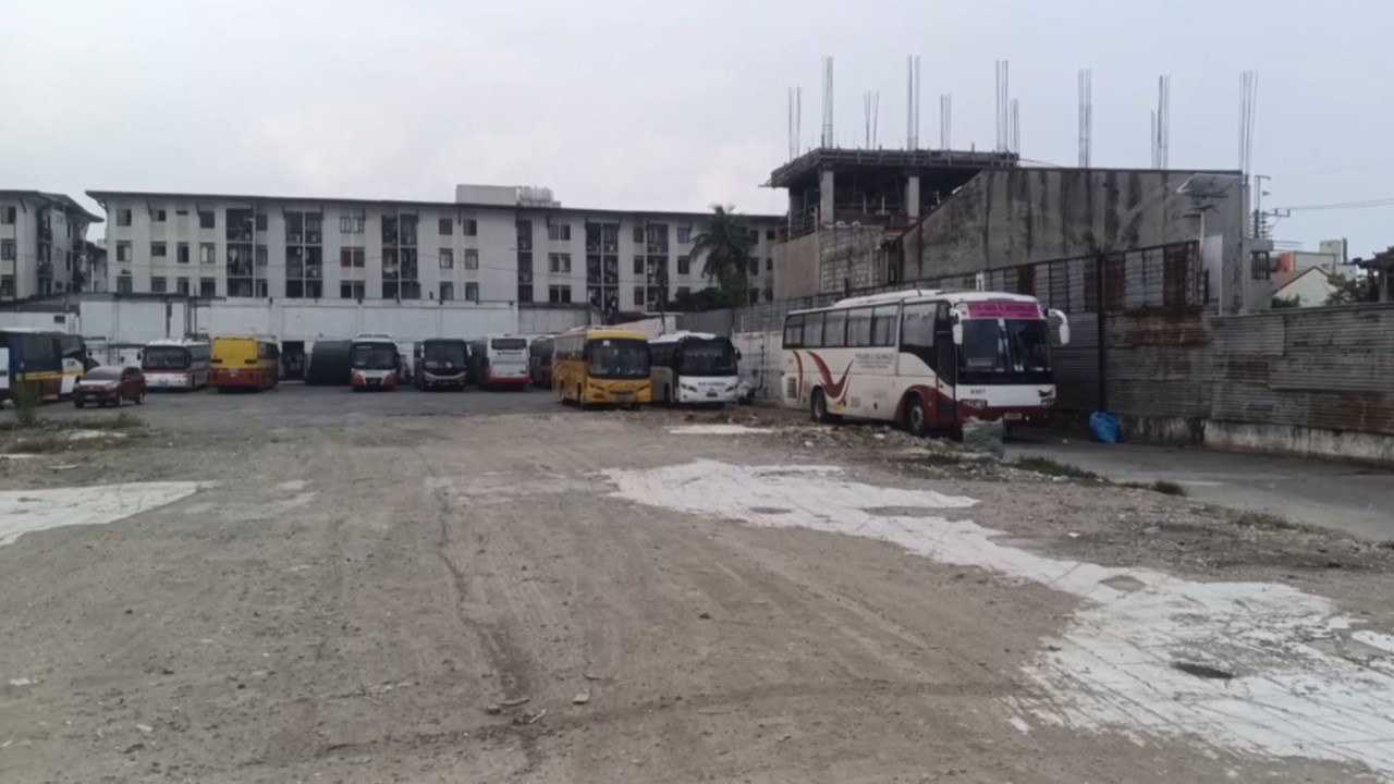 Illegal na bus terminal sa EDSA-Pasay, surpresang binisita ng DOTr ...