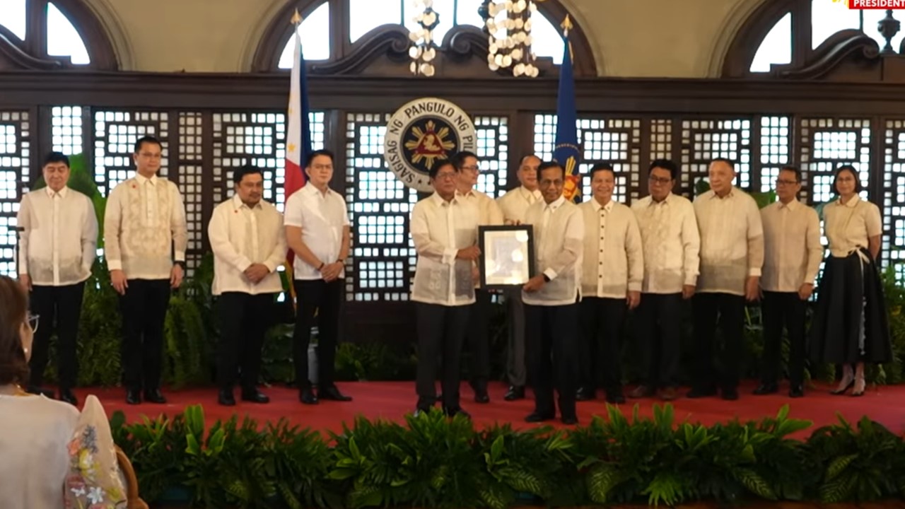 2 mahahalagang batas na nilagdaan ni PBBM, pormal na iprinisenta sa Malacañang - RMN Networks