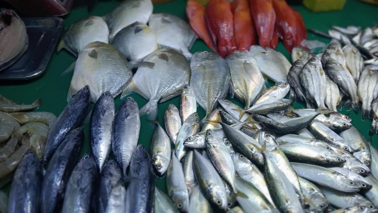 Ilang mga gulay at isda sa Trabajo Market sa Sampaloc, Maynila ...