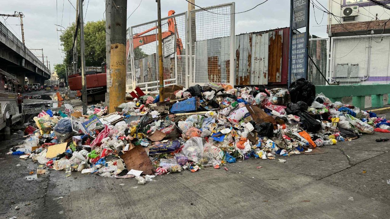 Tambak na basura sa ilang bahagi ng Maynila, hindi pa rin nahahakot ...