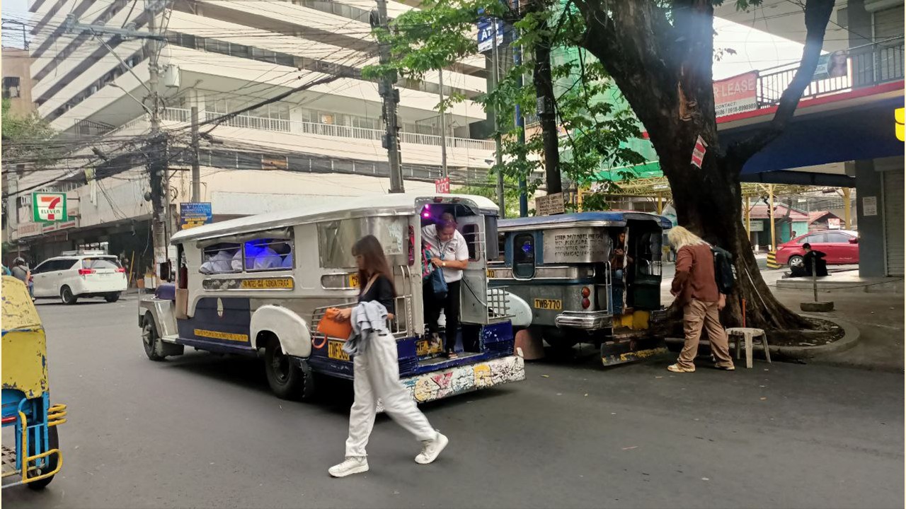 Ilang mga jeepney driver sa Maynila, nababahala sa taas-presyo ng produktong petrolyo sa Maynila ...